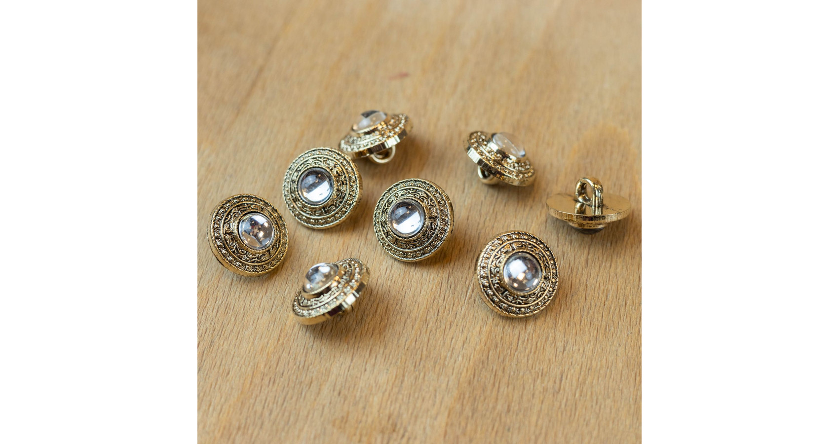 Műanyag gomb – Ékszergomb arany színben, 28