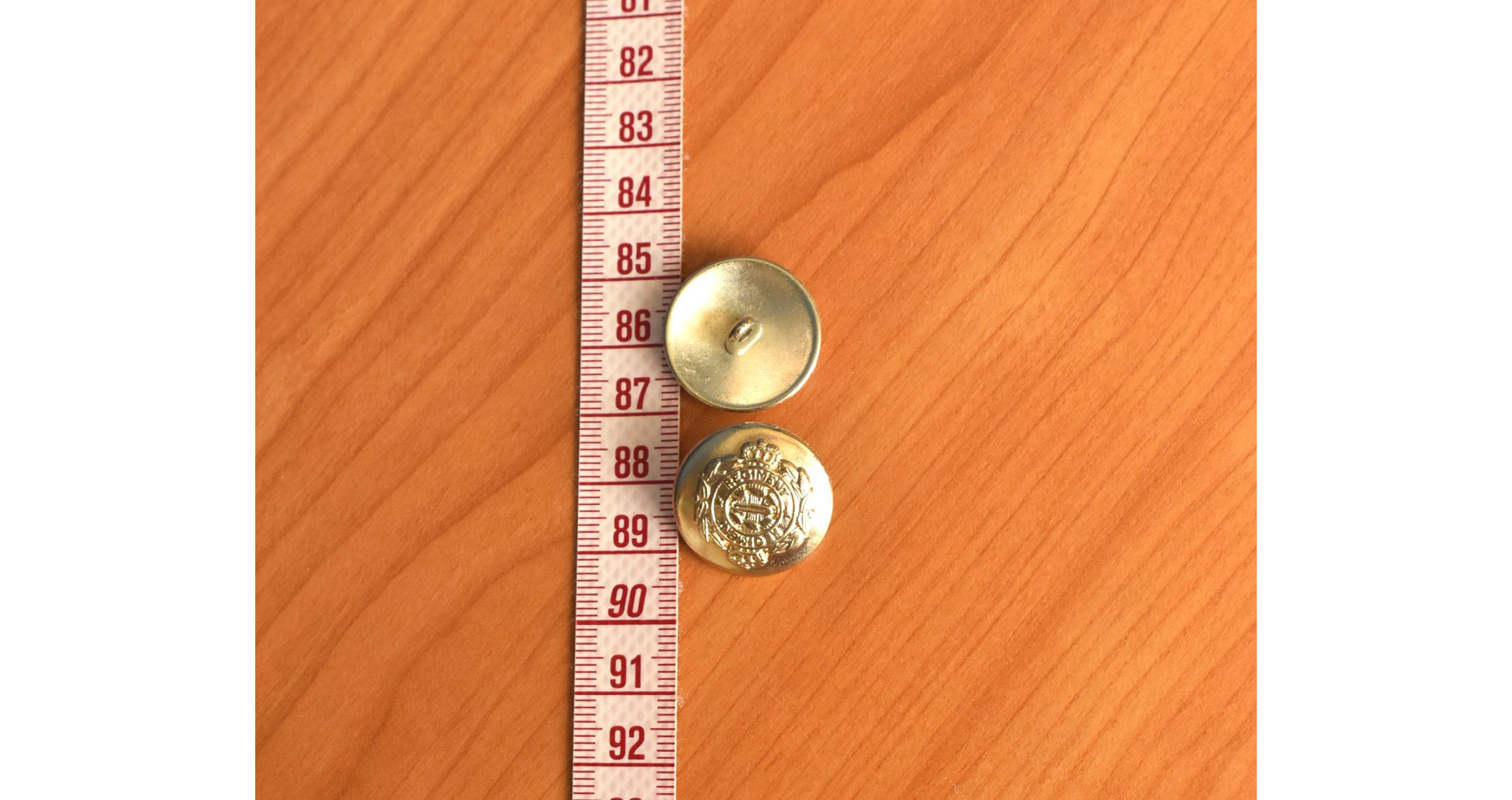 Fém gomb – Arany színben, címer mintával, 36