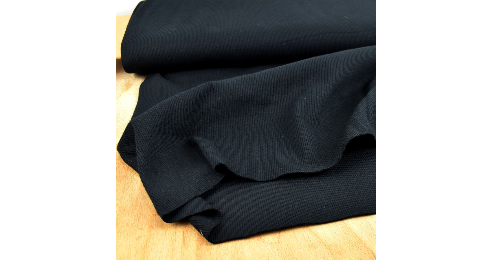 Passzé anyag – Körkötött, fekete színben